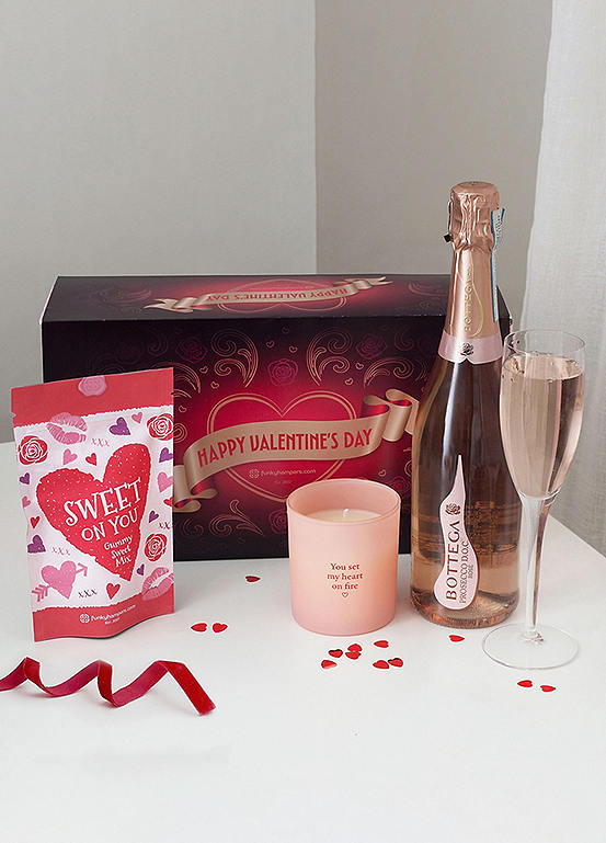 Funky Hampers Sweet on You Prosecco & Candle Valentine’s Day Hamper ...